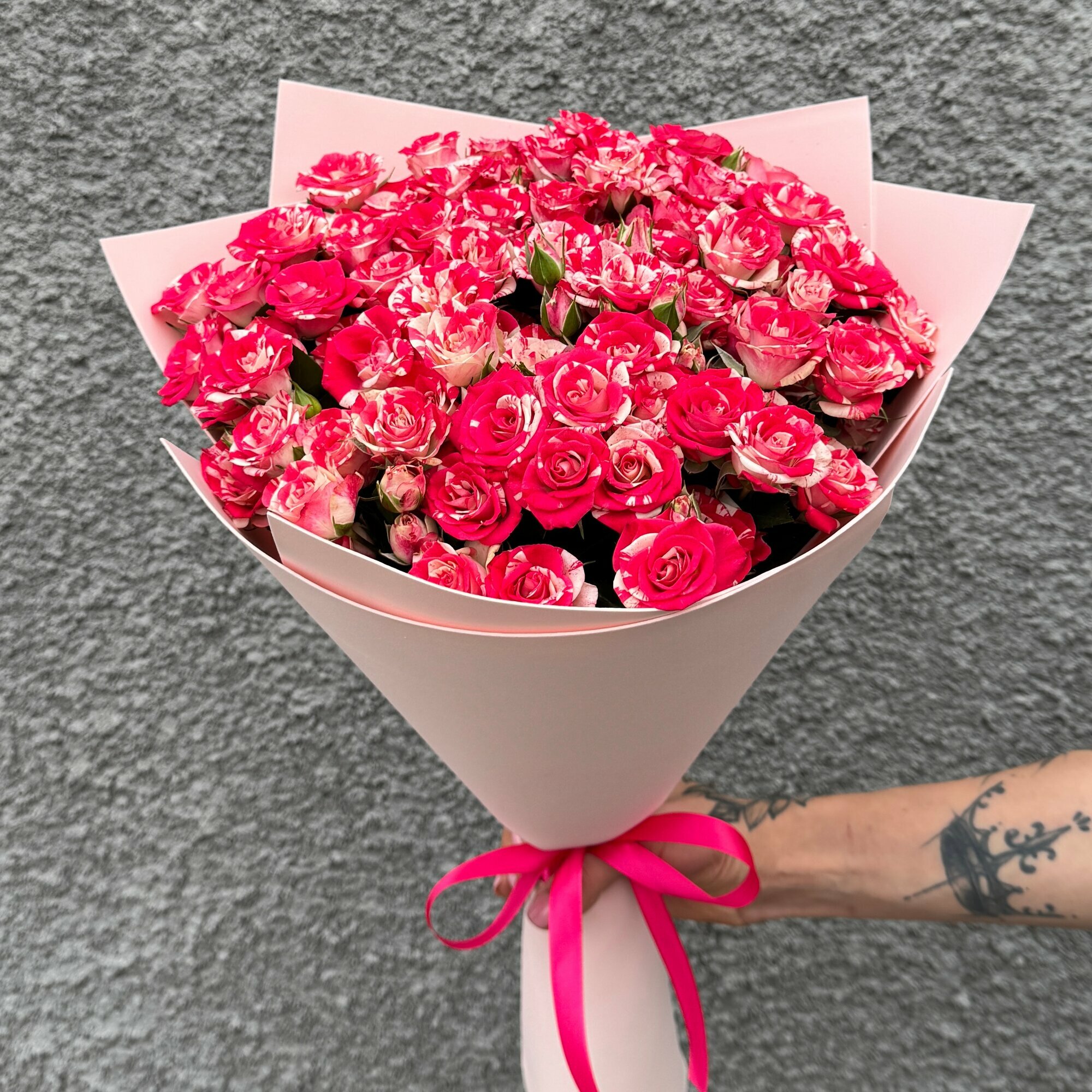 Букет цветов из 25 кустовых роз 50см / Арт. 575695 / Радуга Букет