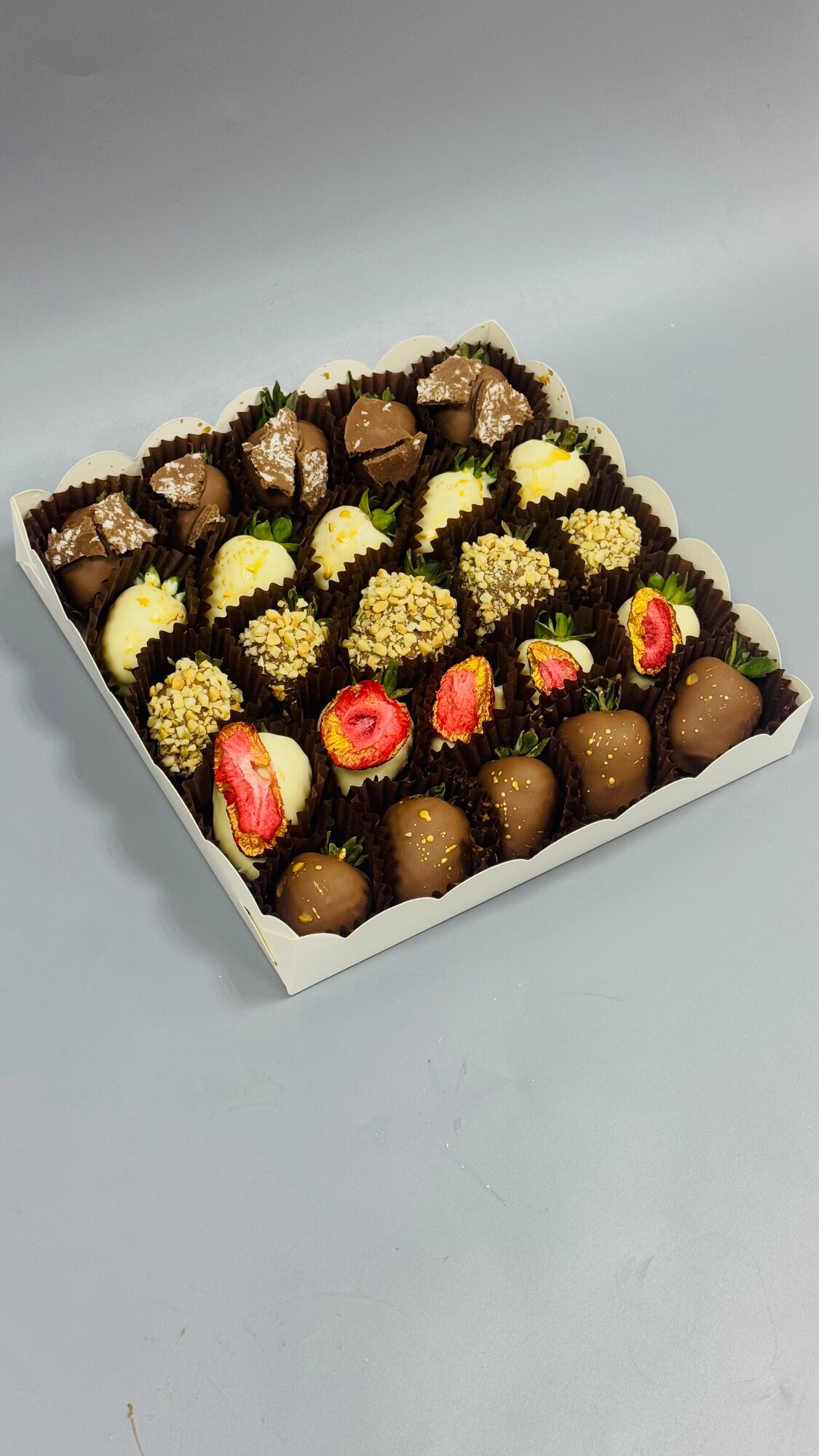 Набор клубника в шоколаде «Bills» (20-25 штук) в подарочной упаковке