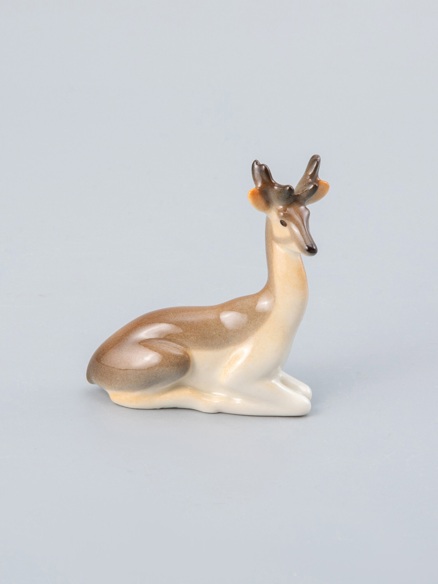Миниатюрная фарфоровая статуэтка "Олень лежащий", Императорского фарфорового завода 3,2x6 см