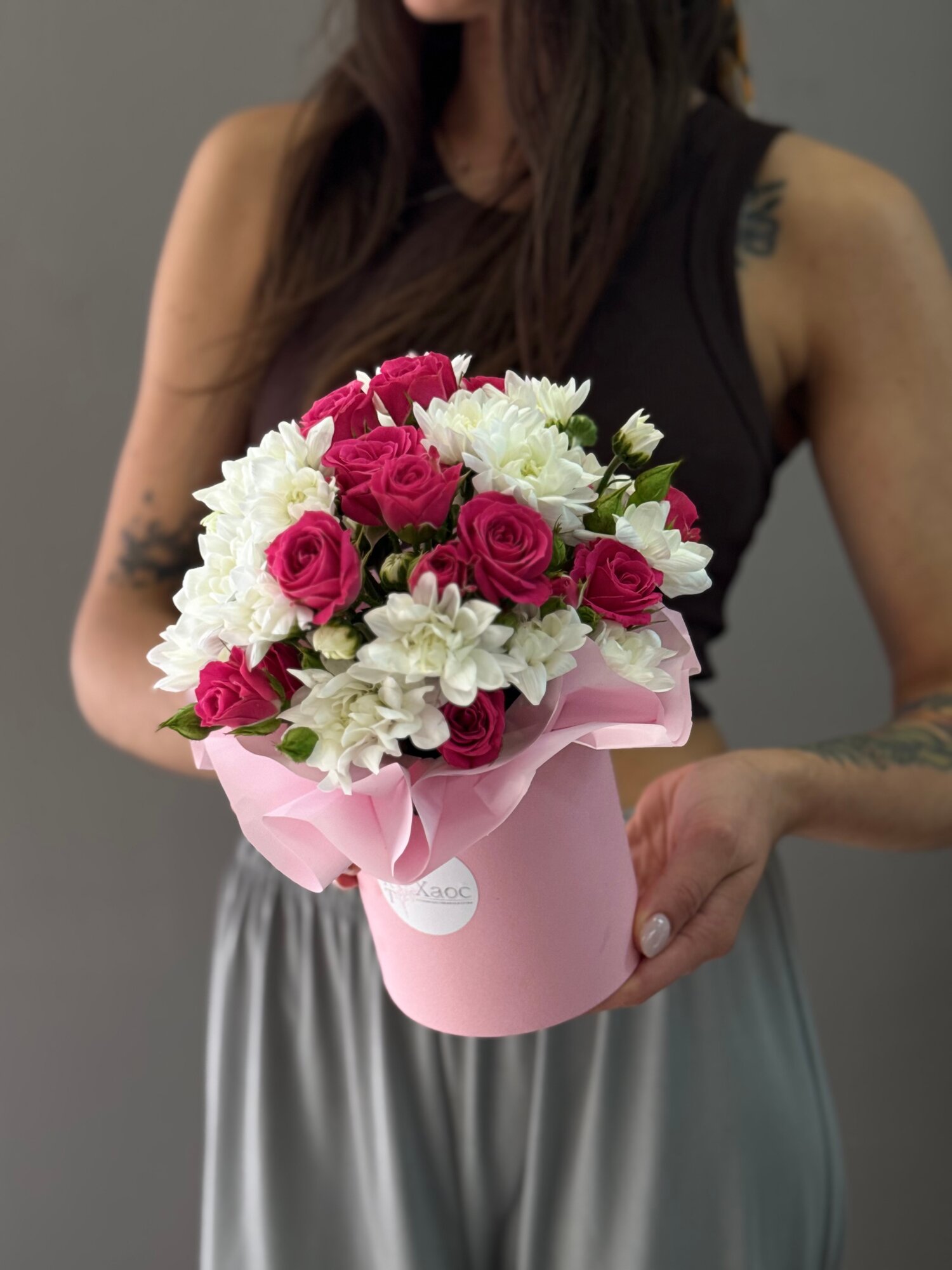 Хризантема и кустовая Роза в композиции в коробочке «Нежное облачко»