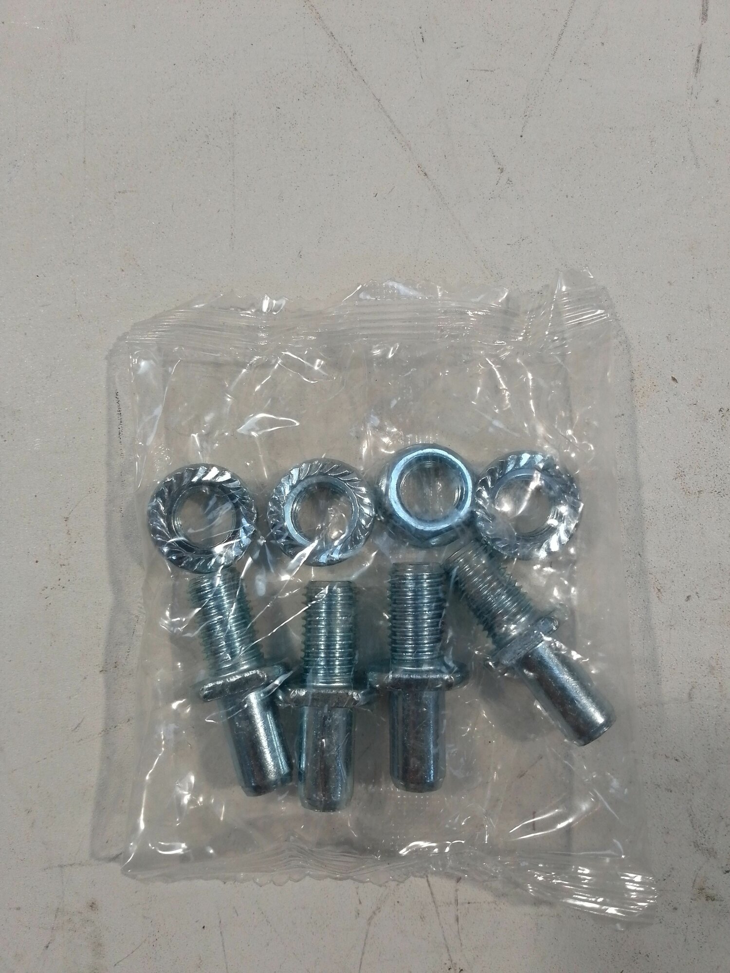 Крепление задней звездочки китайские мотоциклы (компл 4 болта, 4 гайки