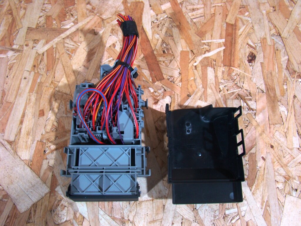 Opel Astra J Блок предохранителей салонный 13222786