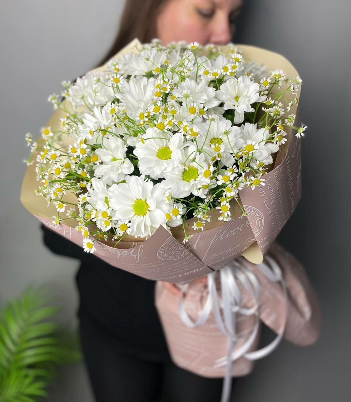 Букет цветов Хризантема и Ромашка в дизайнерской упаковке/ авторский букет из белой хризантемы и ромашки / полевой букет