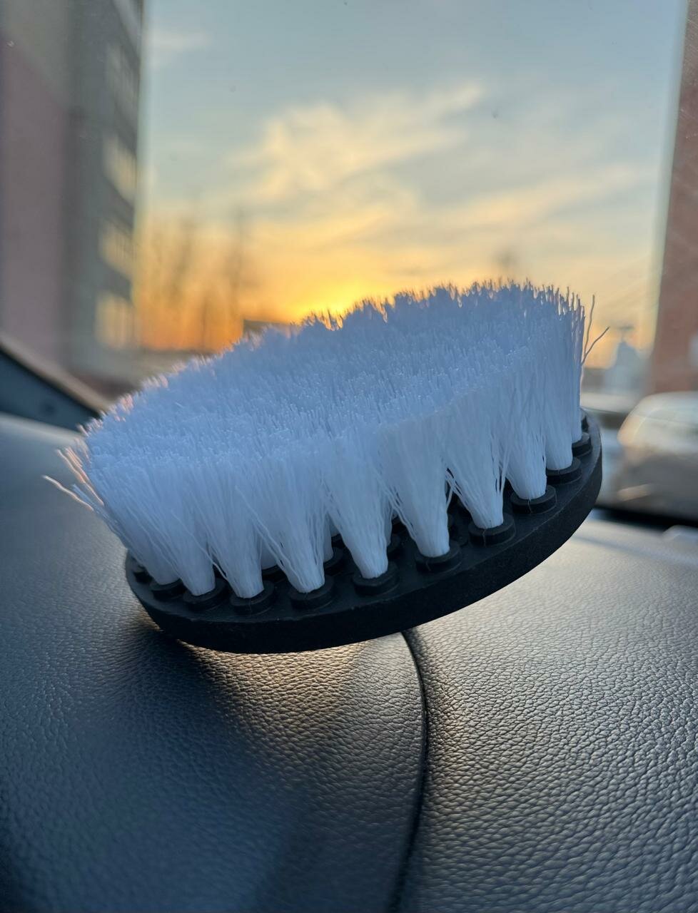 Насадка на инструмент - Щетка средней жесткости для чистки текстиля с креплением для шуруповерта белая, 110мм