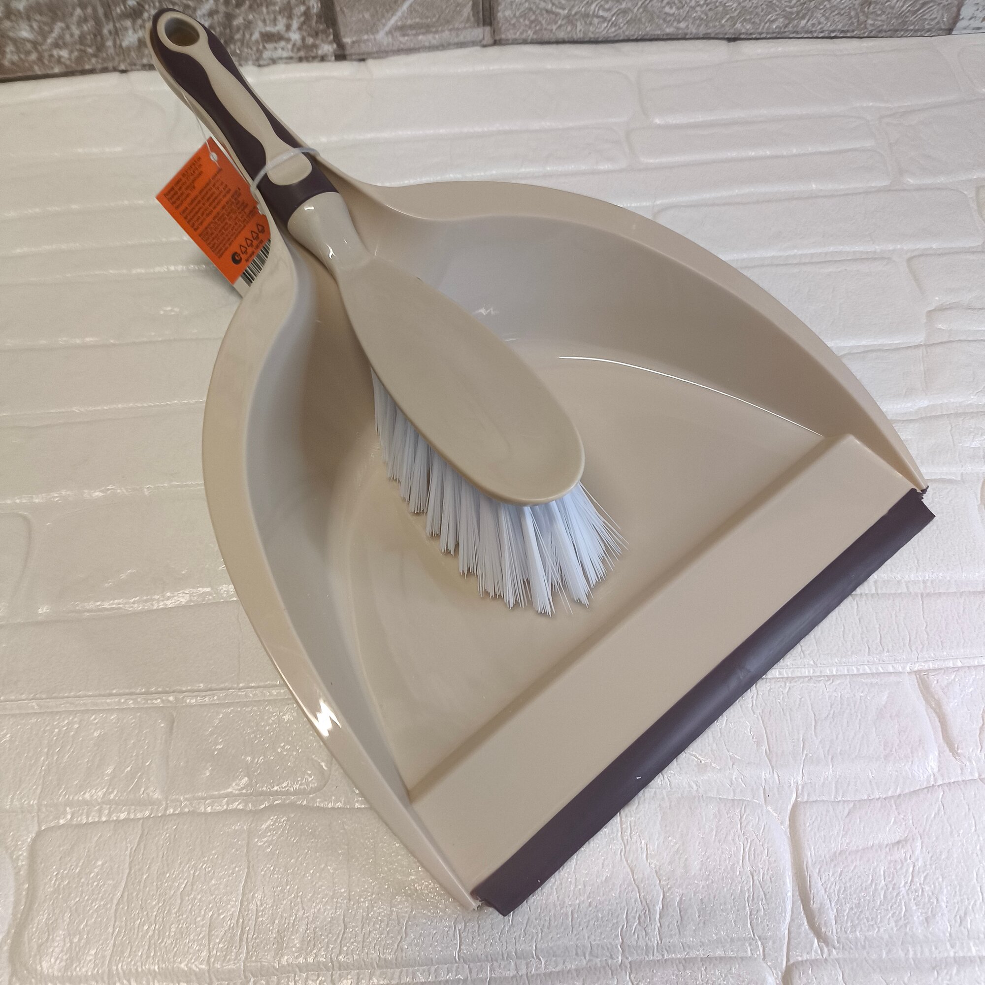 Набор для уборки : совок + щетка (резиновая кромка у совка , резиновые вставки на ручке щетки)