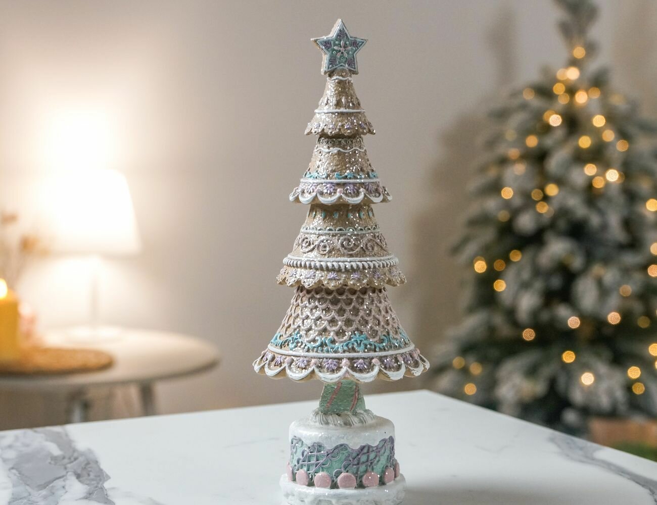 Декоративная настольная фигура пряничная ёлочка 'ронд' с голубой звездой, полистоун, 33 см, Due Esse Christmas XNA22016042-1