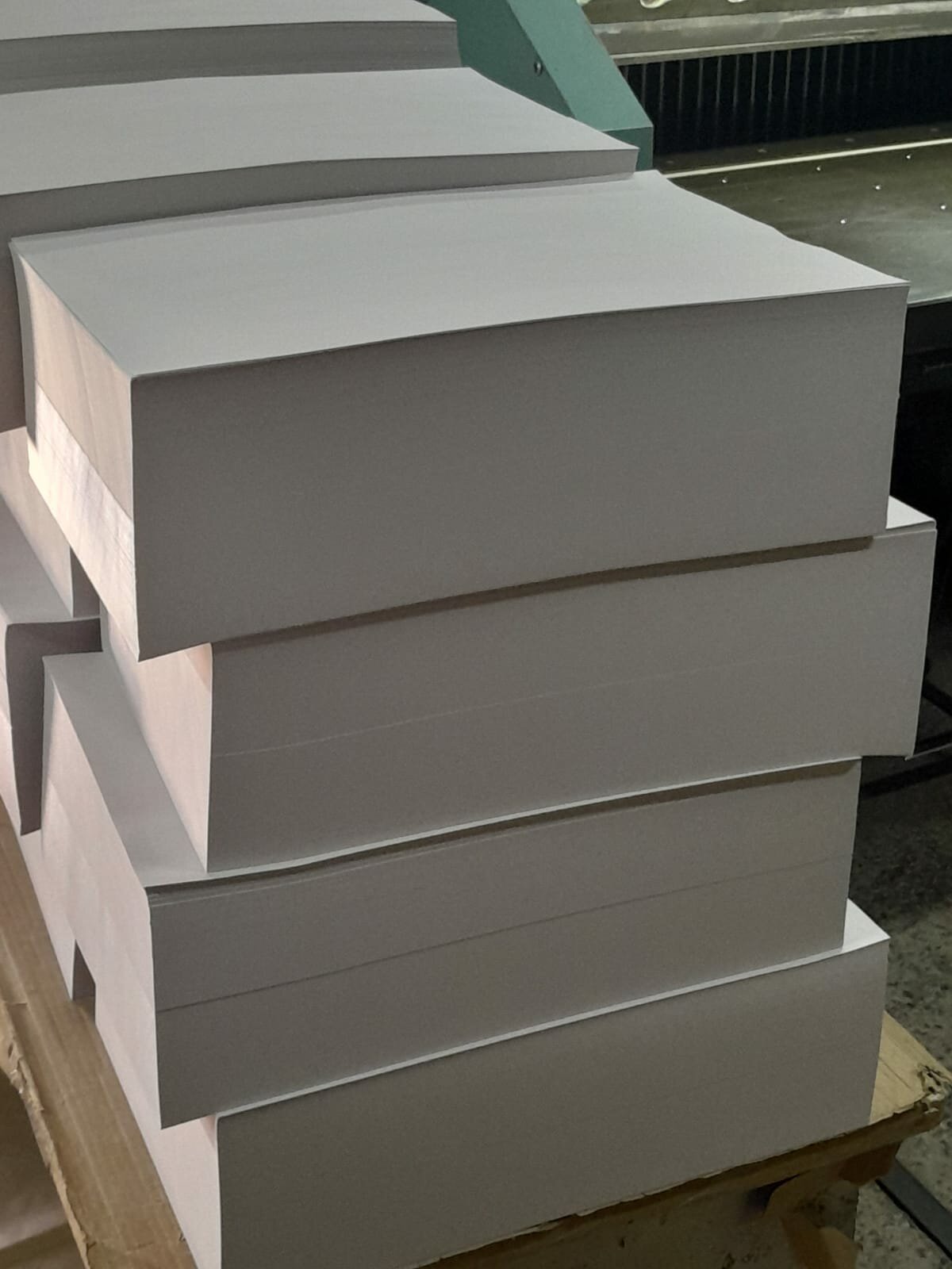 Бумага газетная А-3.2500 листов. Размер 420х297 мм, Бумага для Плетения, Бумага для Изготовления Лозы. Плотность 48,8 гр./м. кв. Направление волокон по длинной стороне (420мм.).