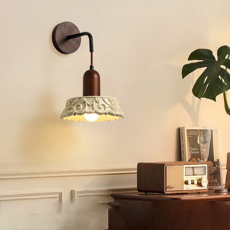 Настенный бра в стиле французского крема с цветочной скульптурой из смолы