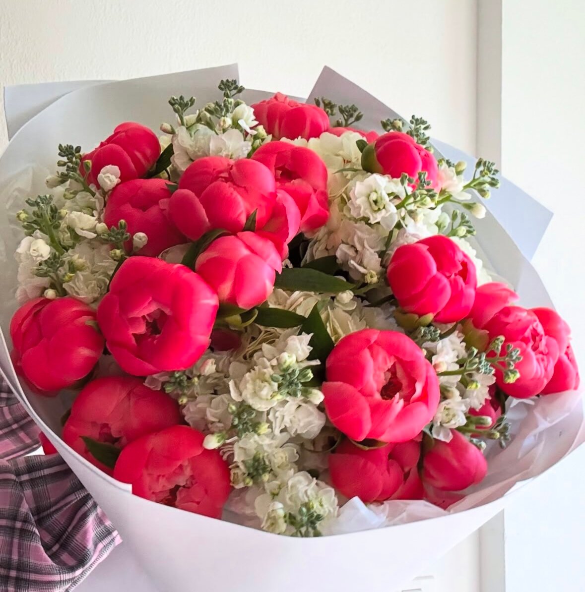 Букет «Алый цветочек» (пионы хамелеоны Коралл Шарм и ароматная маттиола)