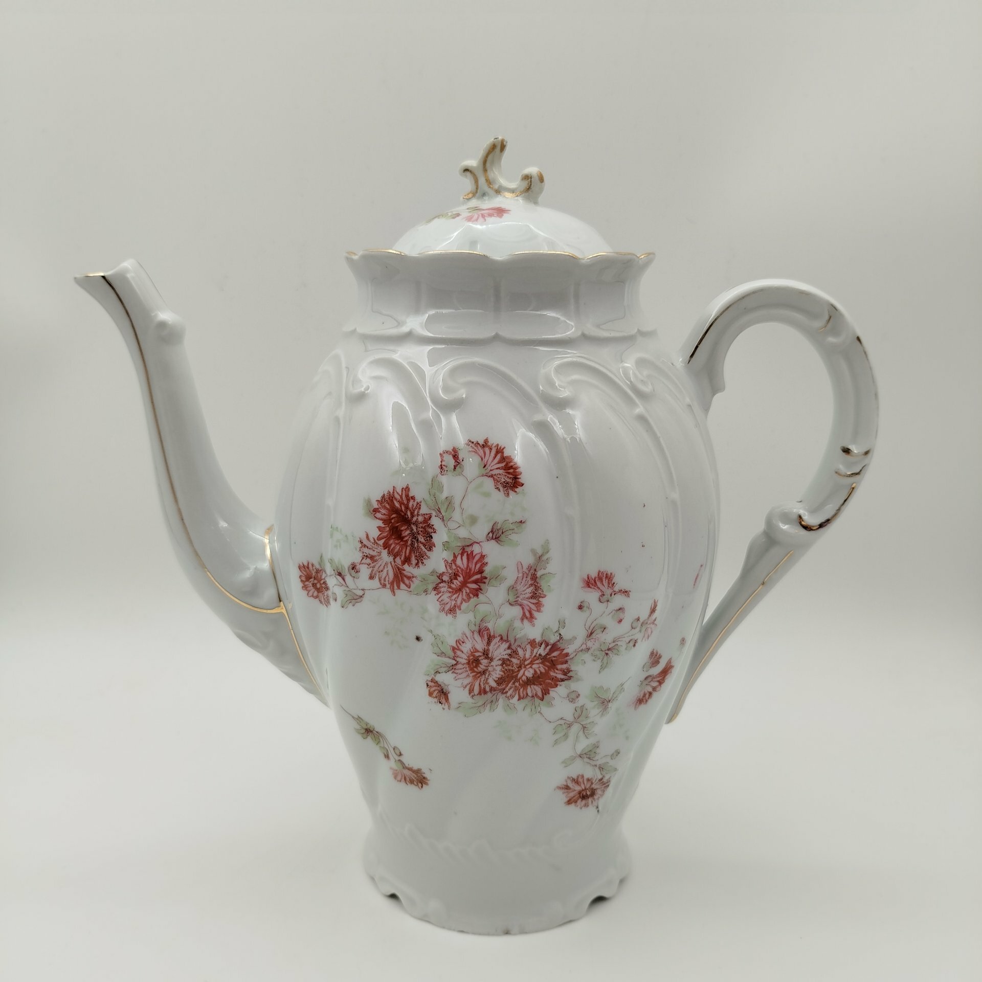 Чайник (кофейник), украшенный ажурным рельефным декором и цветами на тулове