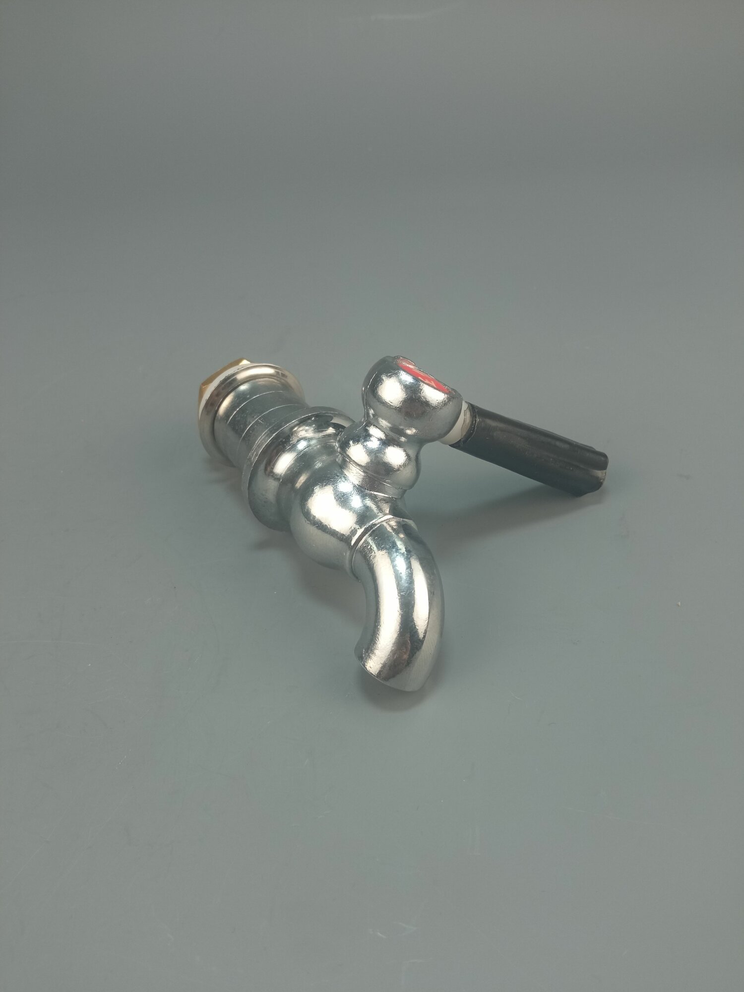 Кран для горячей воды на кипятильники, титаны D15.5мм KT020