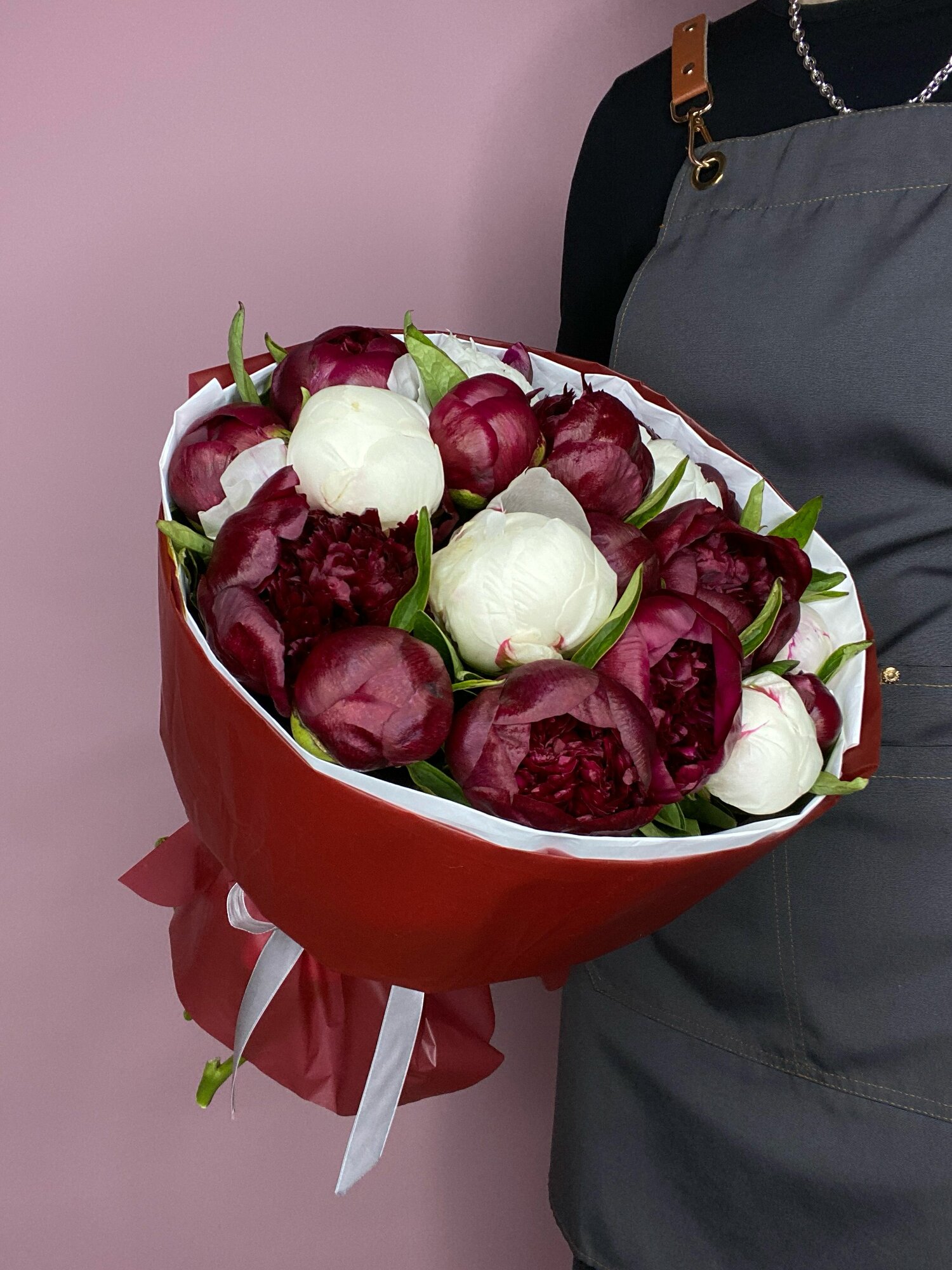 Бордовые пионы