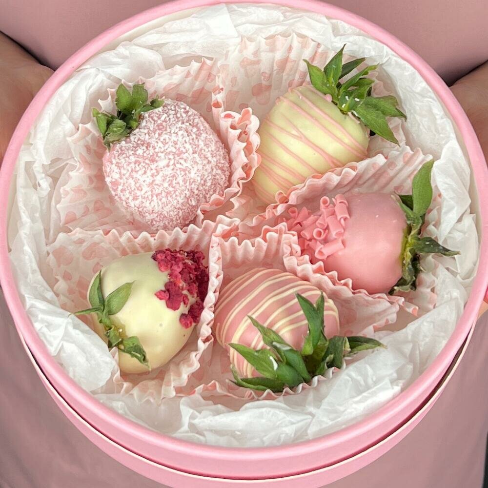 Клубника в шоколаде. Набор из клубники в шоколаде 5 шт в розовой коробке