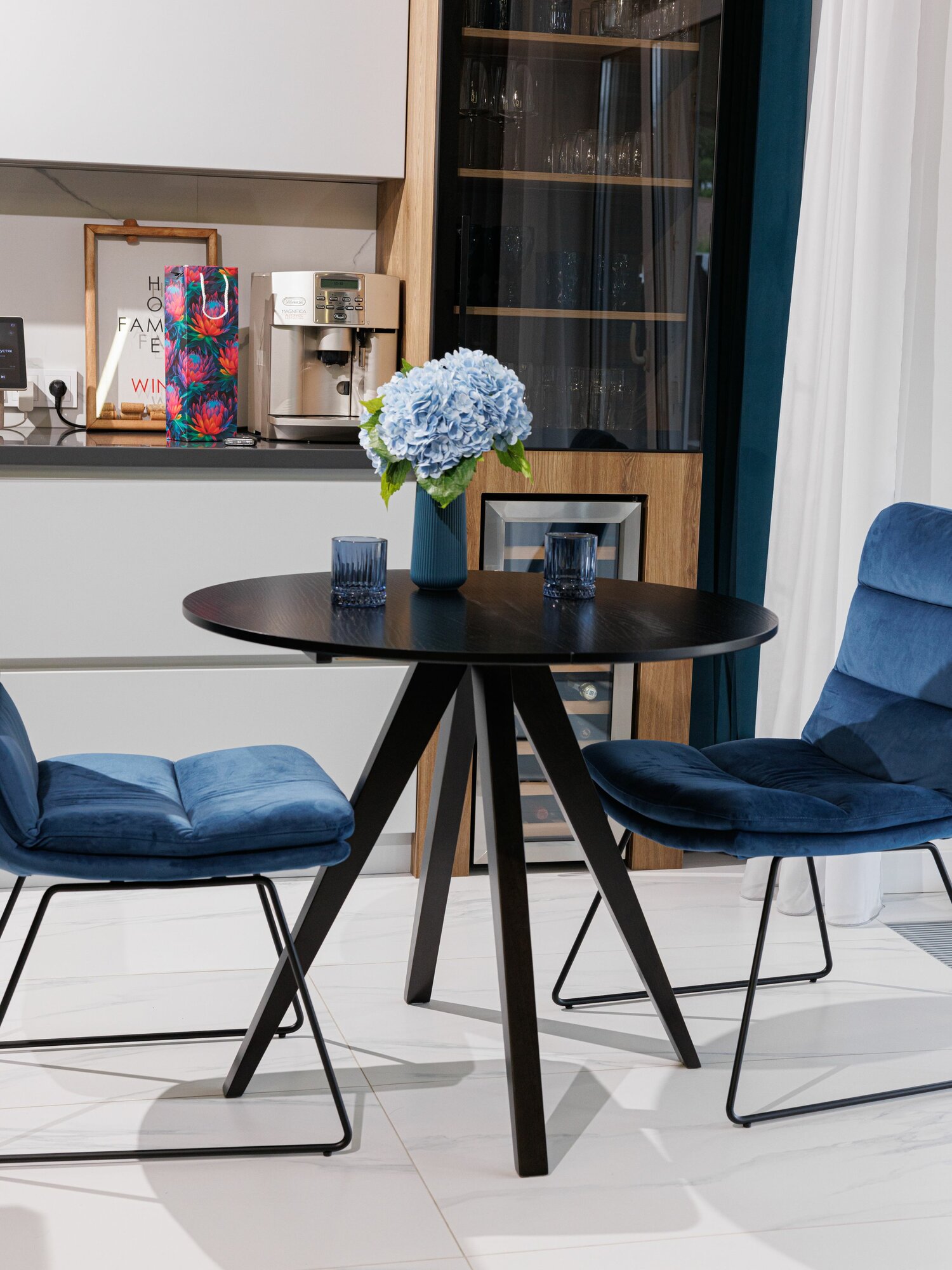 Стол обеденный круглый для дома раздвижной 90х90 см. Столешница в шпоне черная, ножки черные