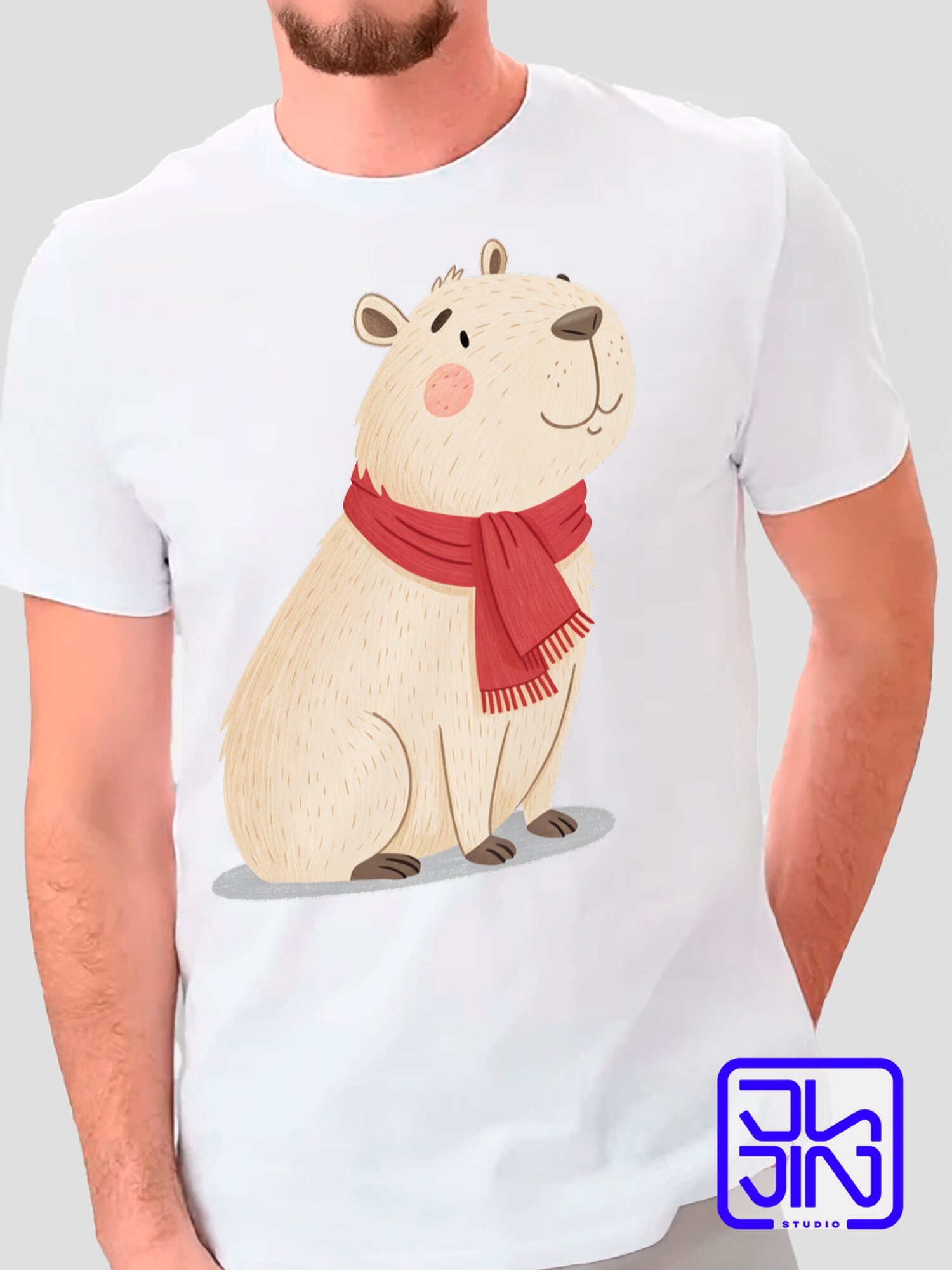 Футболка классическая мужская с авторским принтом Смешная бежевая капибара в красном шарфе, кремовый принт с милыми животными, белый хлопковый трикотаж с прикольным рисунком на груди