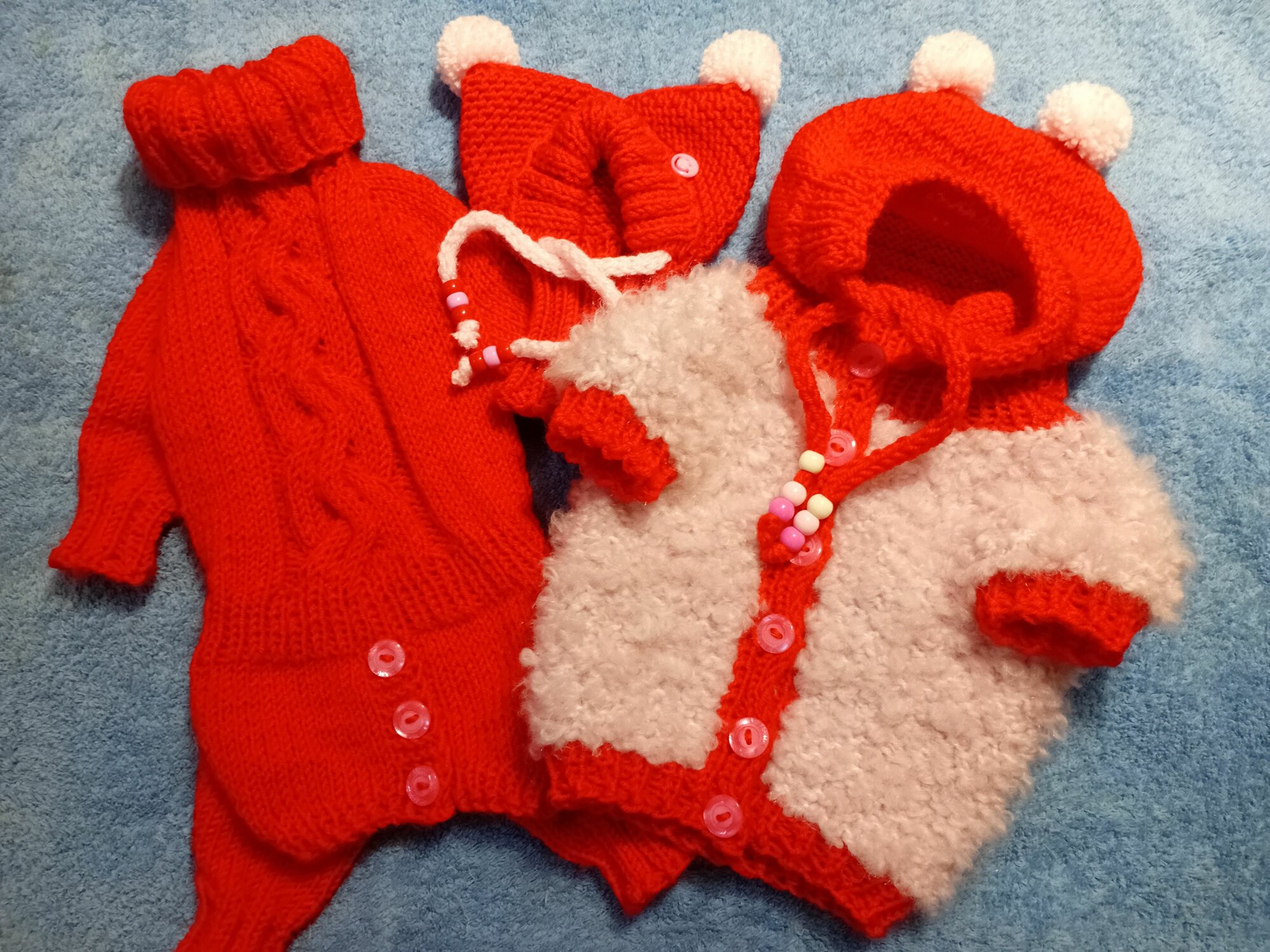 Комплект для маленькой собачки-девочки в который входит шубка-бомбер, комбинезон, шапочка