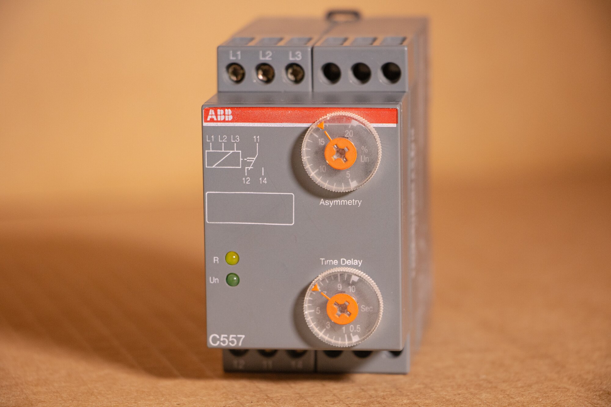 Реле контроля напряжения ABB C557 монтаж на DIN-рейку, 3 фазы
