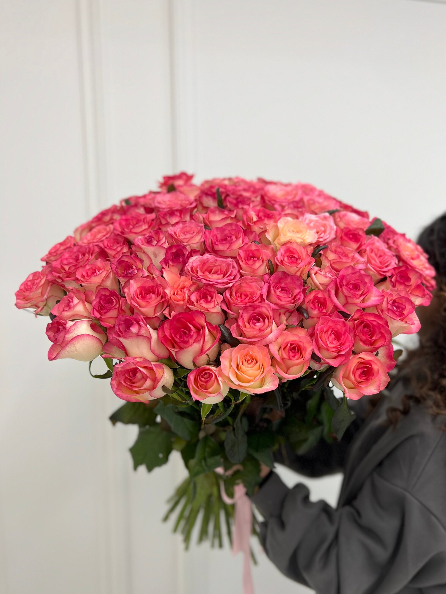 Гламелия цветы «Двухцветная нежность»: 75 роз Jumilia с лентой – купить свежие цветы с доставкой в Москве