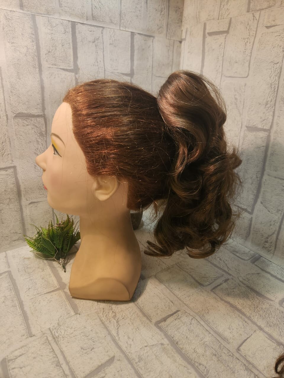 Хвост-Шиньон на крабе, сделан из искусственных премиальных материалов, имеет кудри, цвет Темно Русый