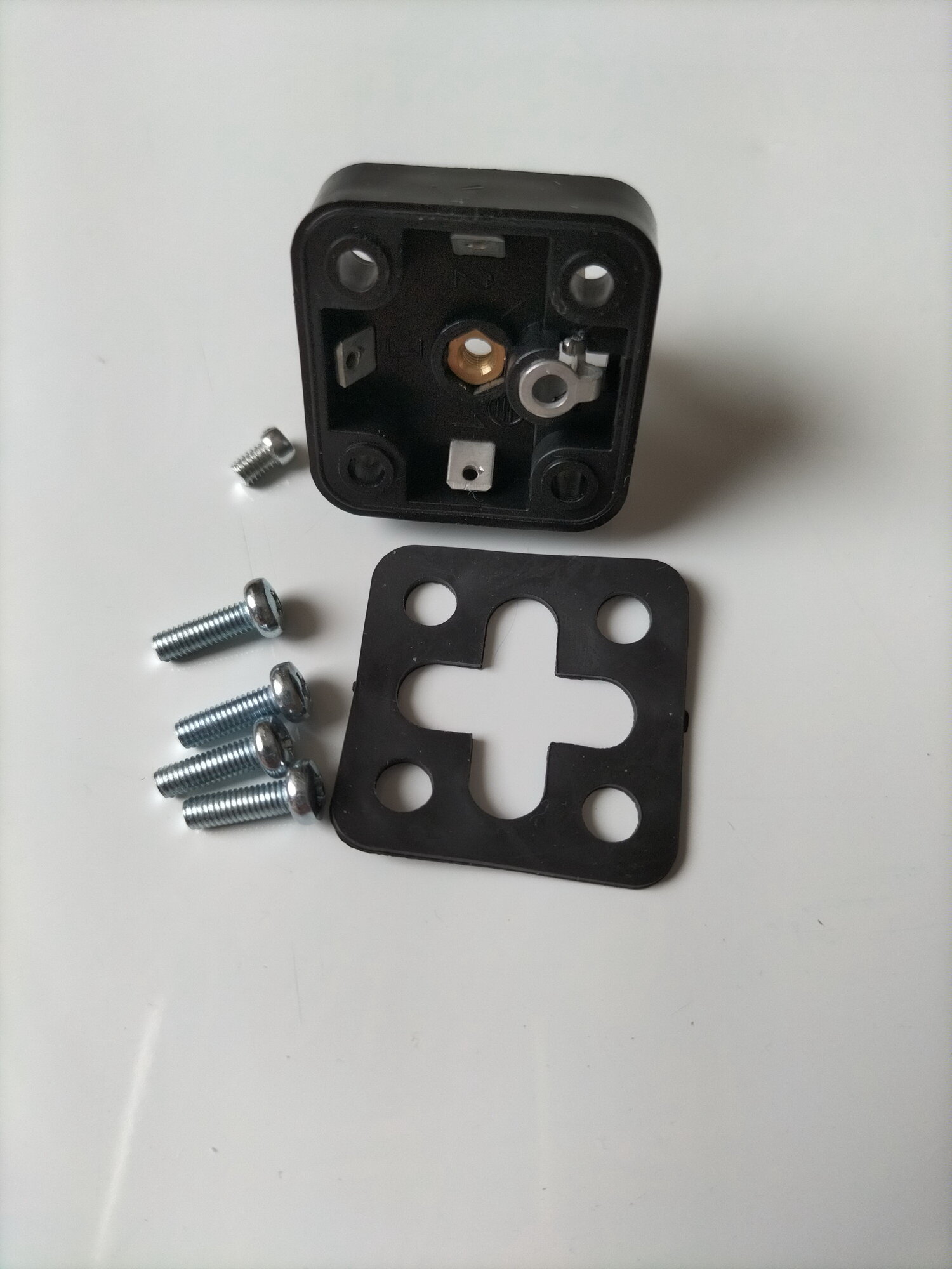 База для электросоединителя 20 шт. DIN 43650 форма A 4 контакта 4 отверстия (в комплекте с винтами и прокладкой)