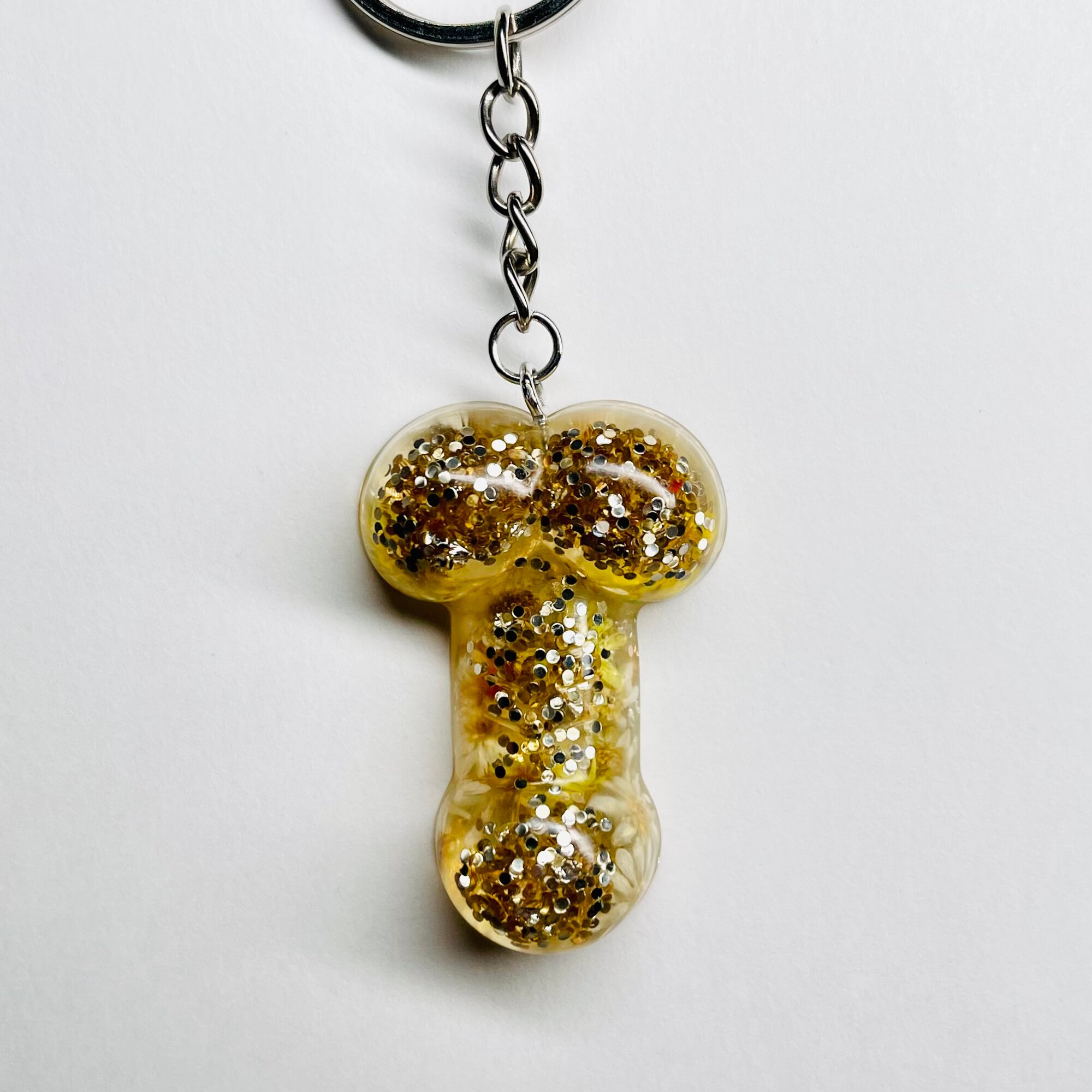 Креативный брелок в форме пениса, инкрустированный сухоцветами, золотыми блестками, декоративными камнями и поталью EVTUSHENKO ART.