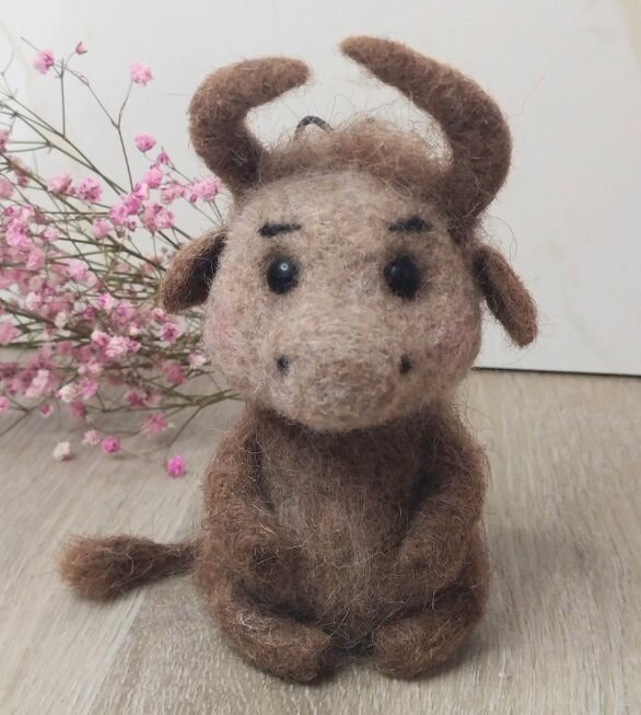 Игрушка "Бычок", овечья шерсть, сухое валяние, коричневая, 14см, 1шт