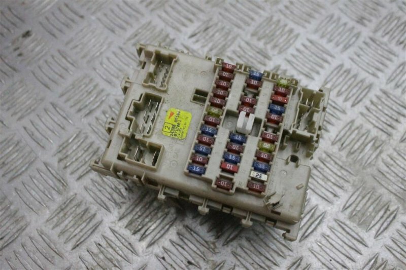 Б/У Блок предохранителей Nissan Bluebird Sylphy G10 / Ниссан Блюберд Силфи G10 1.5 QG15 90Л.С. 2000