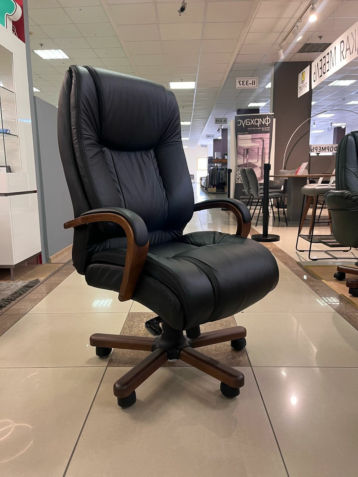 Кресло руководителя - Орман кожа черная / дерево / НК / накладка