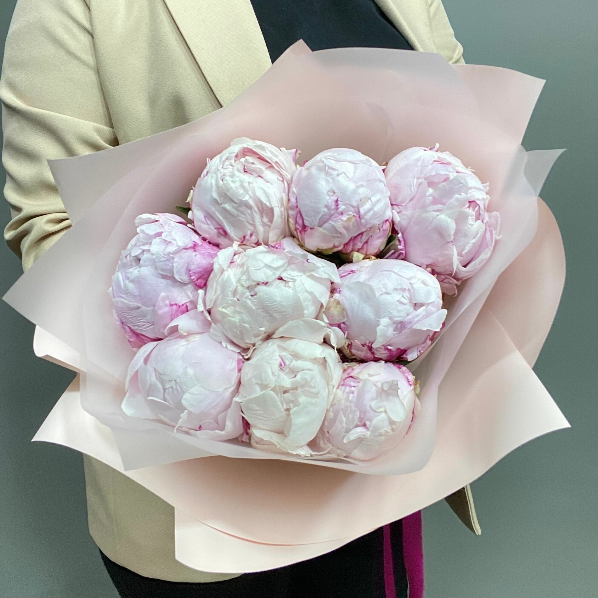 Пионы (пионы), высота букета 40 см, ширина букета 20 см, монобукет