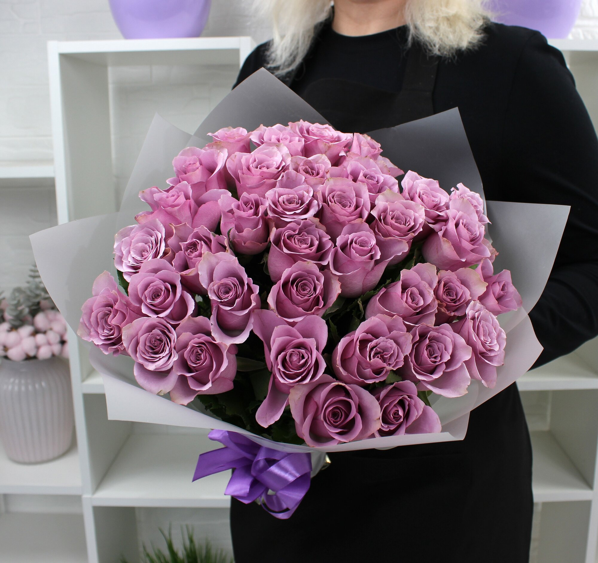 Монобукет THE FLOREAL сиреневая роза 35 штук, высота 40 см, с бантом