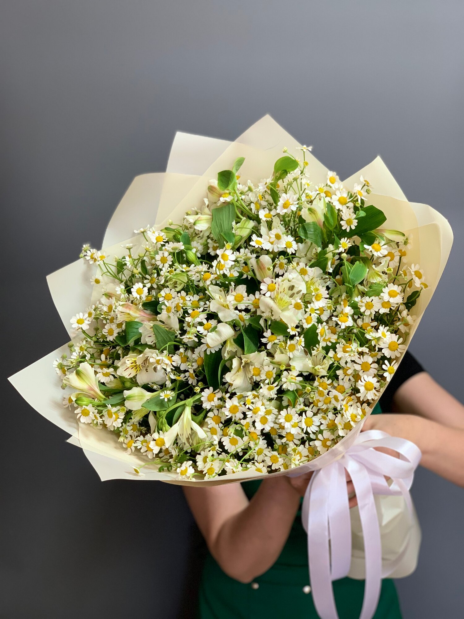 Летний букет из ромашек и альстромерий арт. 345671 Один - Букет в дизайнерской упаковке