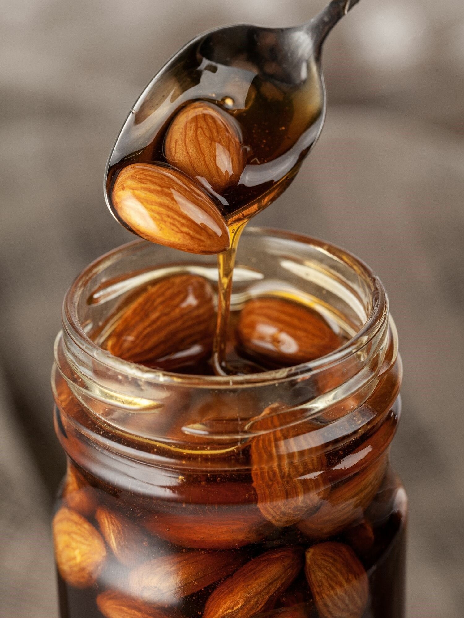 Мед натуральный с орехами цветочный мед с миндалем 250гр, подарочная баночка