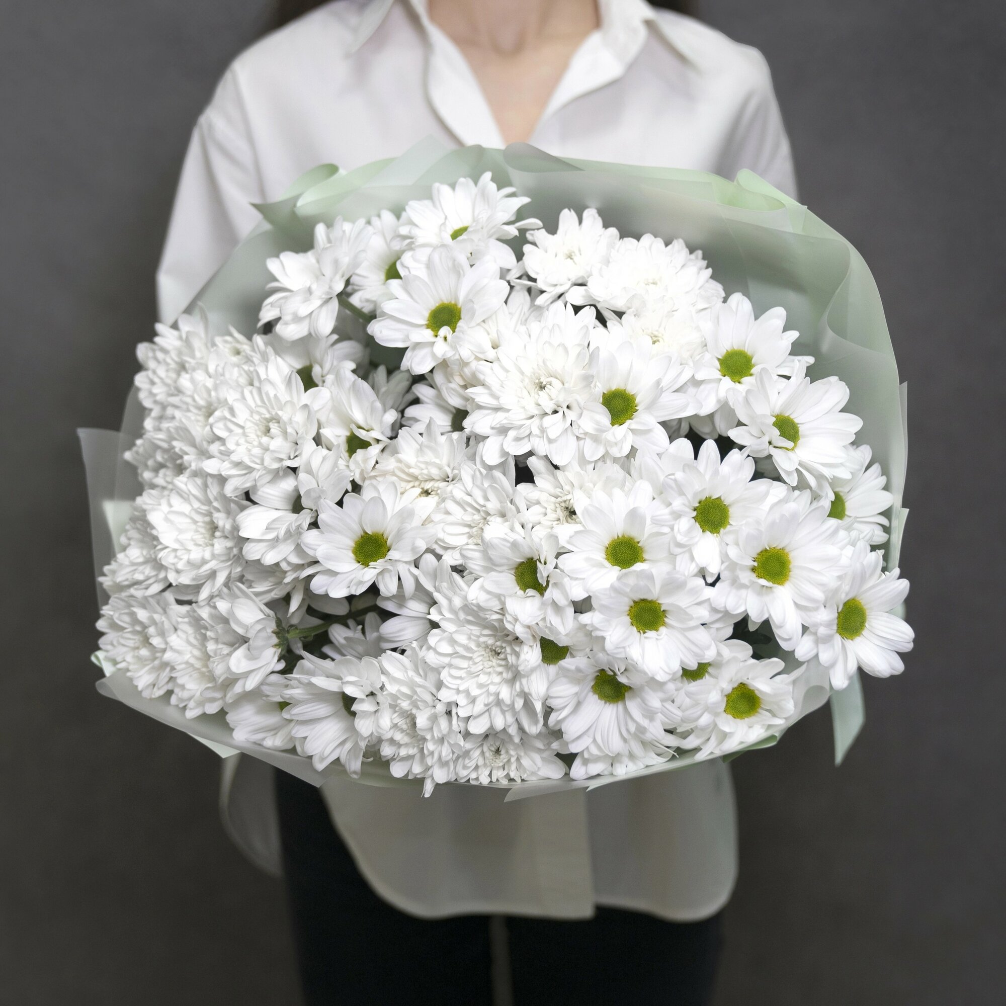 Букет живых цветов, белые хризантемы 11 шт, "Белая симфония" в упаковке, флау стор