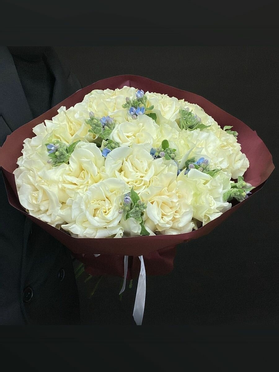 Белые розы (французские розы 15 шт, оксипеталум 10 шт.), высота букета 40 см