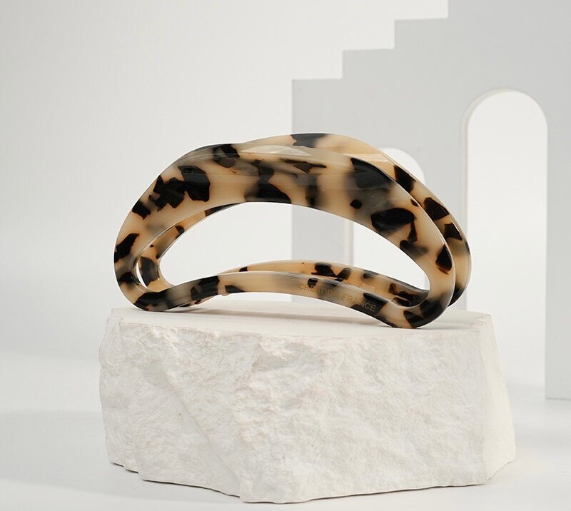 Заколка-краб для волос полумесяц из ацетата. Цвет Чёрно-бежевый.