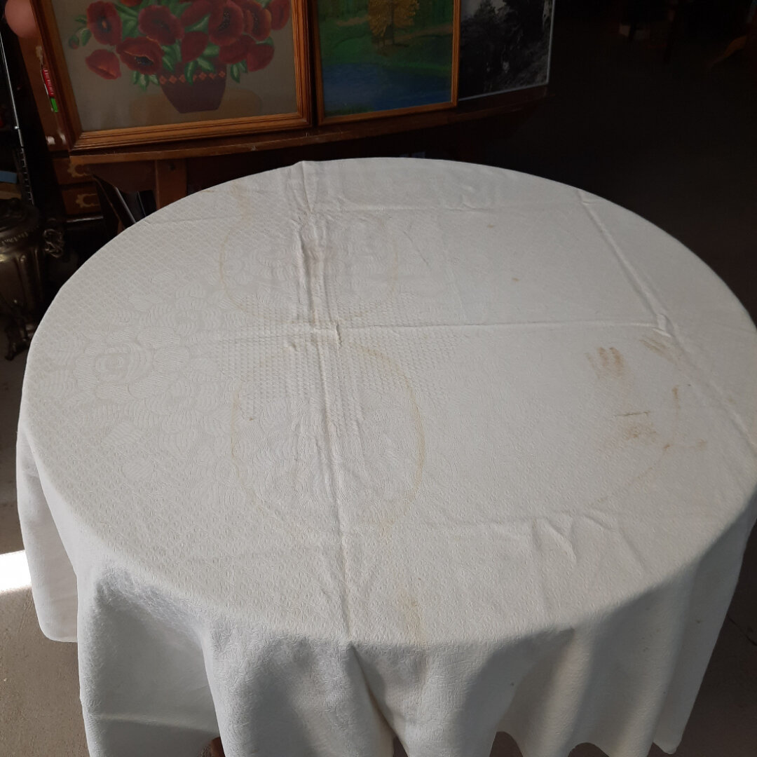 Скатерть белая, 192х140 см, многочисленные пятна.