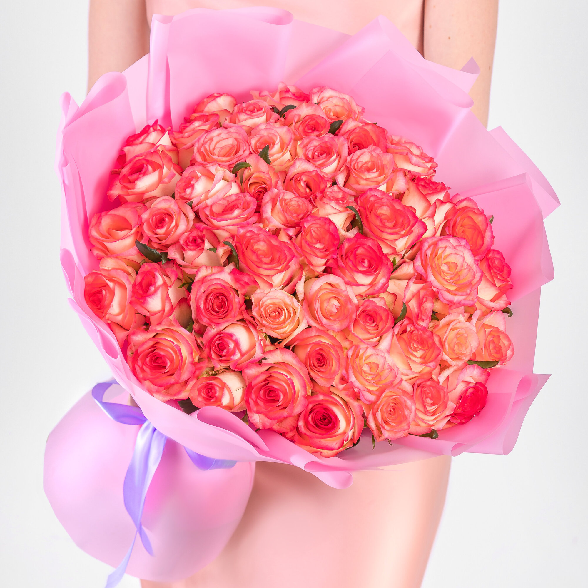 Букет МегаЦвет24 "Джумилия", 51 бело-розовая роза, 50 см, в дизайнерской упаковке