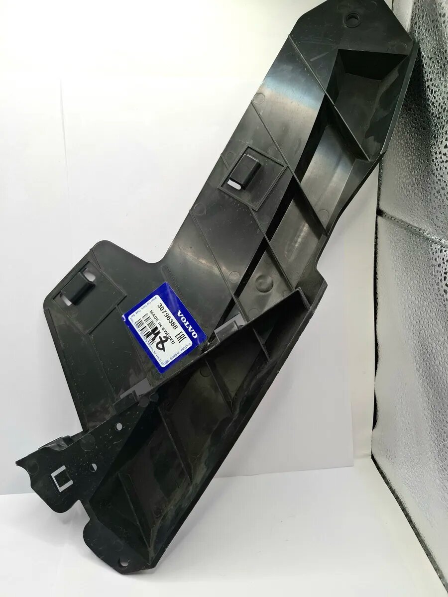 Кронштейн крепления правой фары