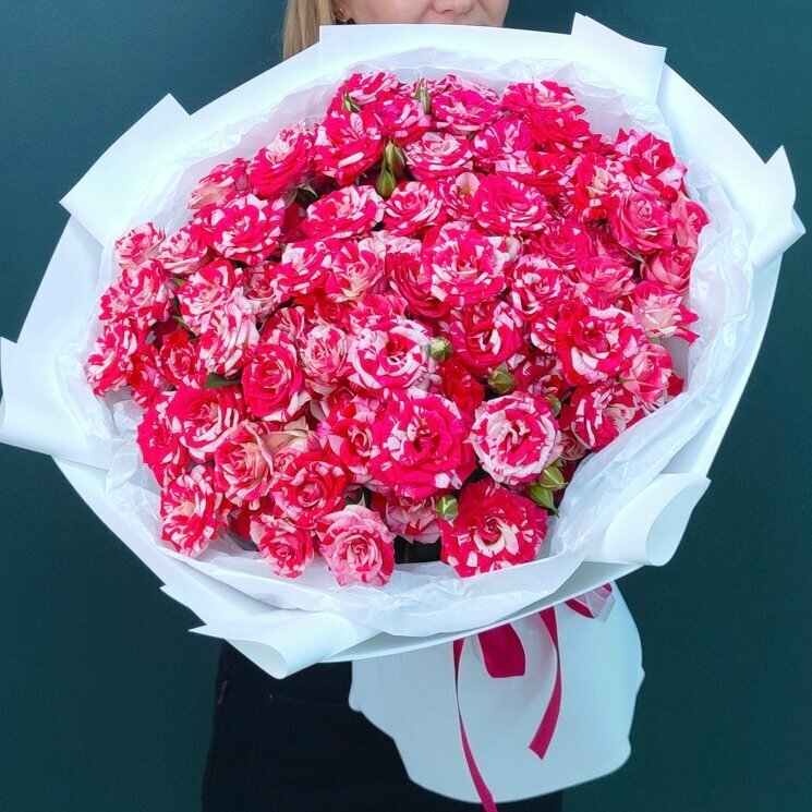 Букет из 25 кустовых роз 50см в упаковке / Арт.172525 / Радуга Букет