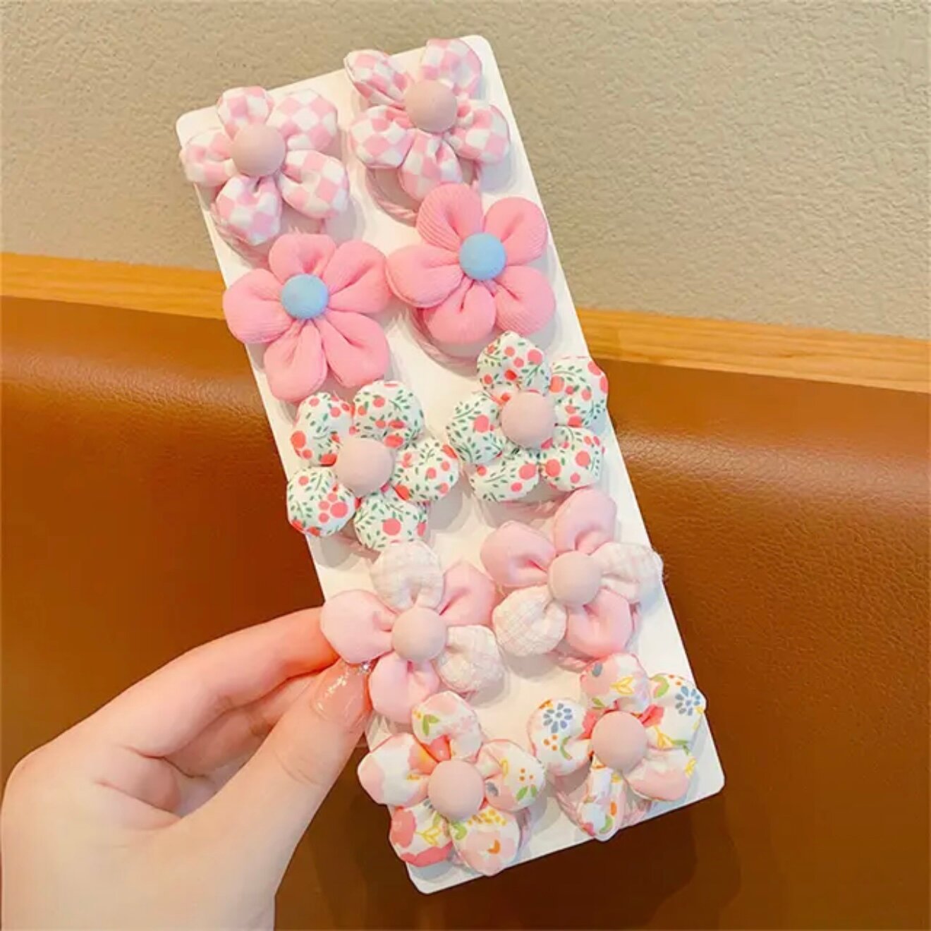 Набор нежных и красивых резинок - цветов для маленьких принцесс