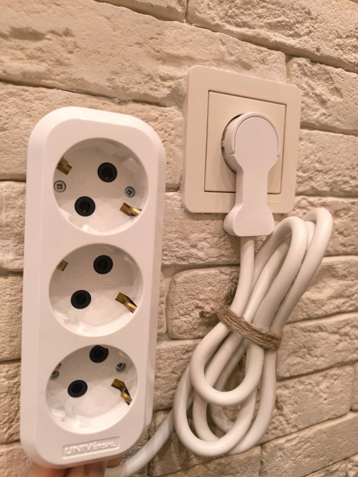 Удлинитель электрический с плоской потайной вилкой невидимкой (за шкаф) 3 розетки 3 Метра 3500 Ватт с заземлением