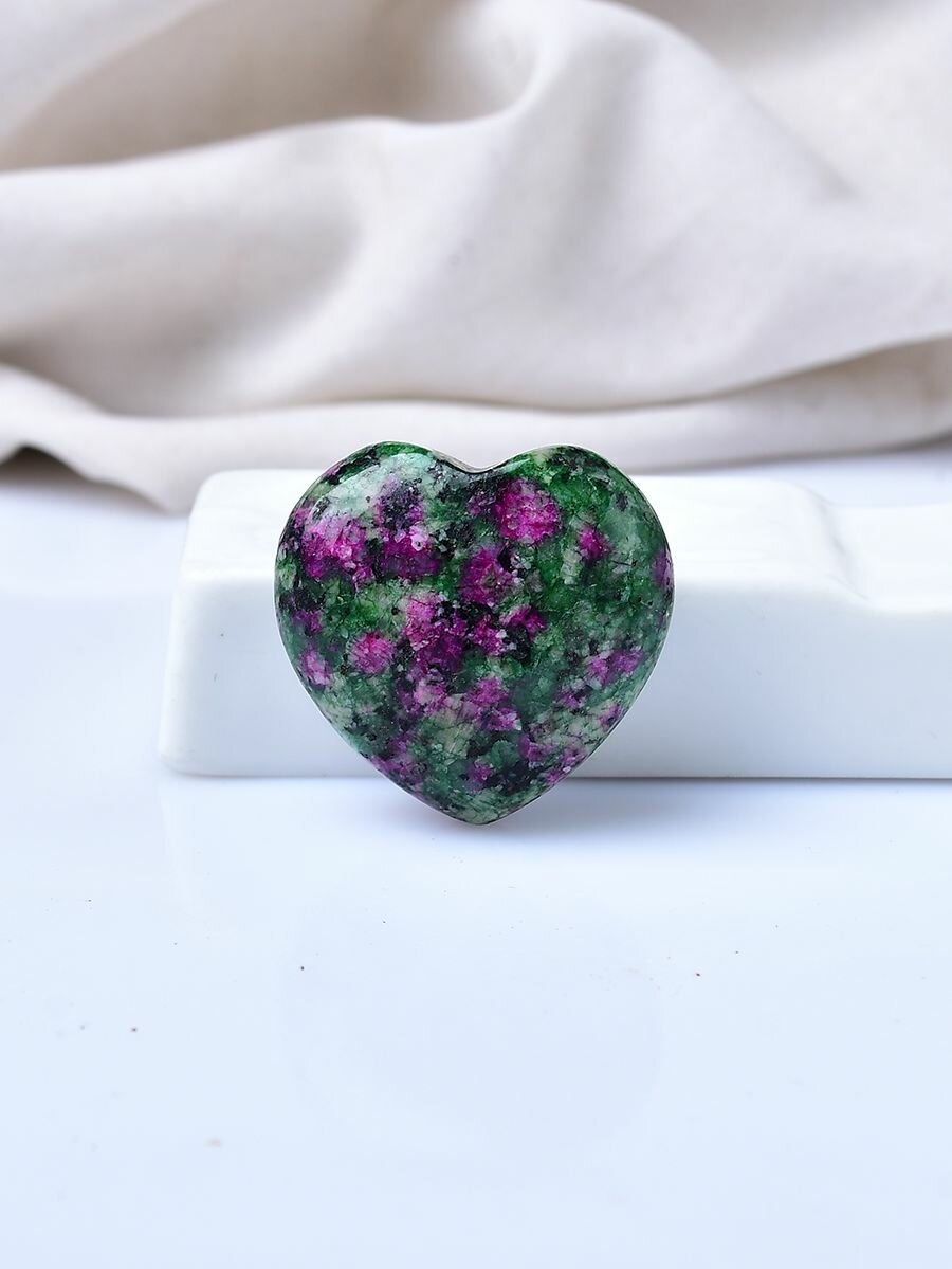 Натуральный камень Рубиновый эпидот, форма сердца для декора, талисмана и медитации, 1 шт