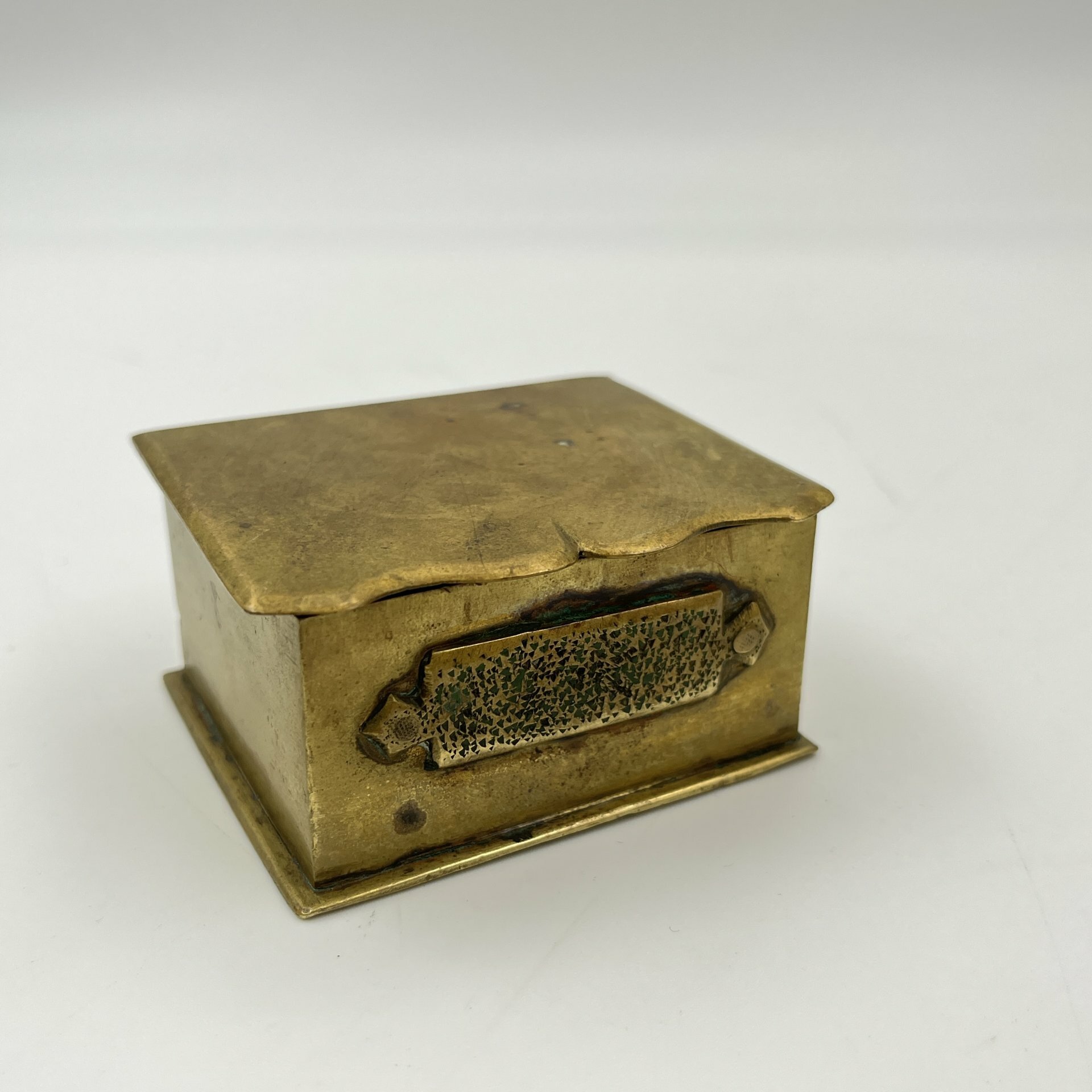 Шкатулка прямоугольной формы с откидной крышкой (спичечница), бронза