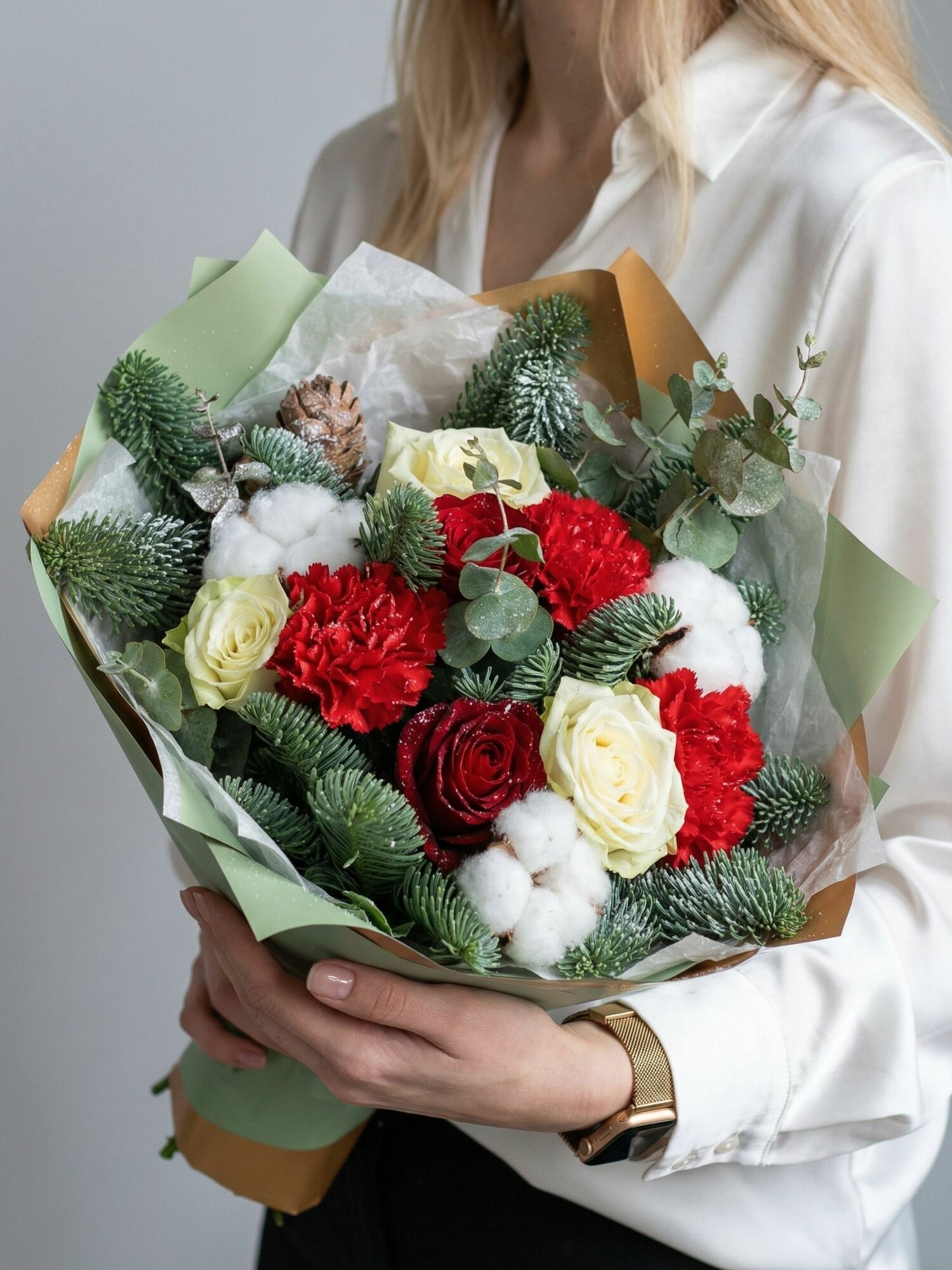 Зимний букет "Снежный вальс" с нобилисом, хлопком и живыми цветами