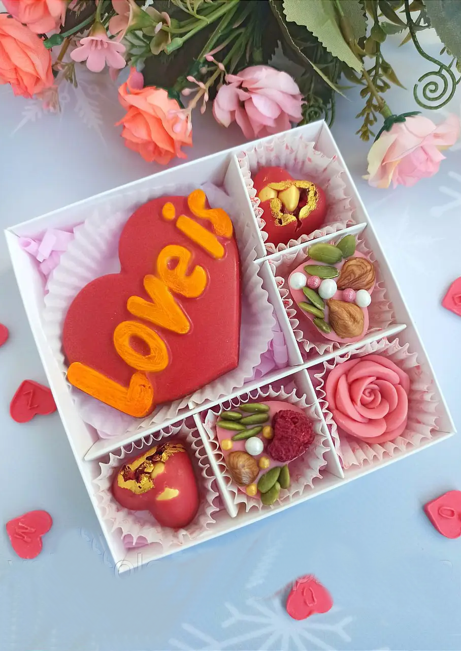 Сладкий подарок на 14 февраля/8 марта любимой девушке/женщине ShokoTrendy Конфеты шоколадные сердечки надпись Loveis