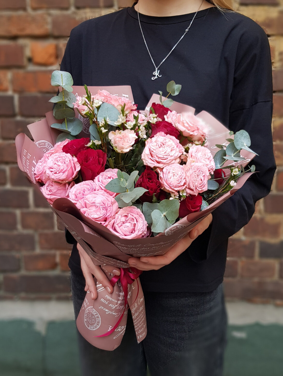 Букет "Мои чувства" с розовой кустовой пионовидной розой бомбастик, красной одноголовой розой и эвкалиптом. S