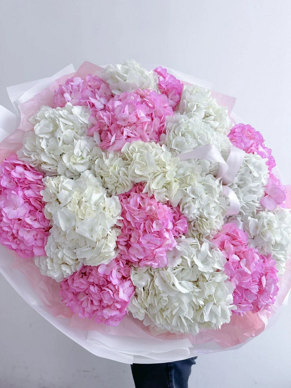 Букет облачко из гортензий в нежно-розовом и белом цвете 21 шт. от FlowersGo