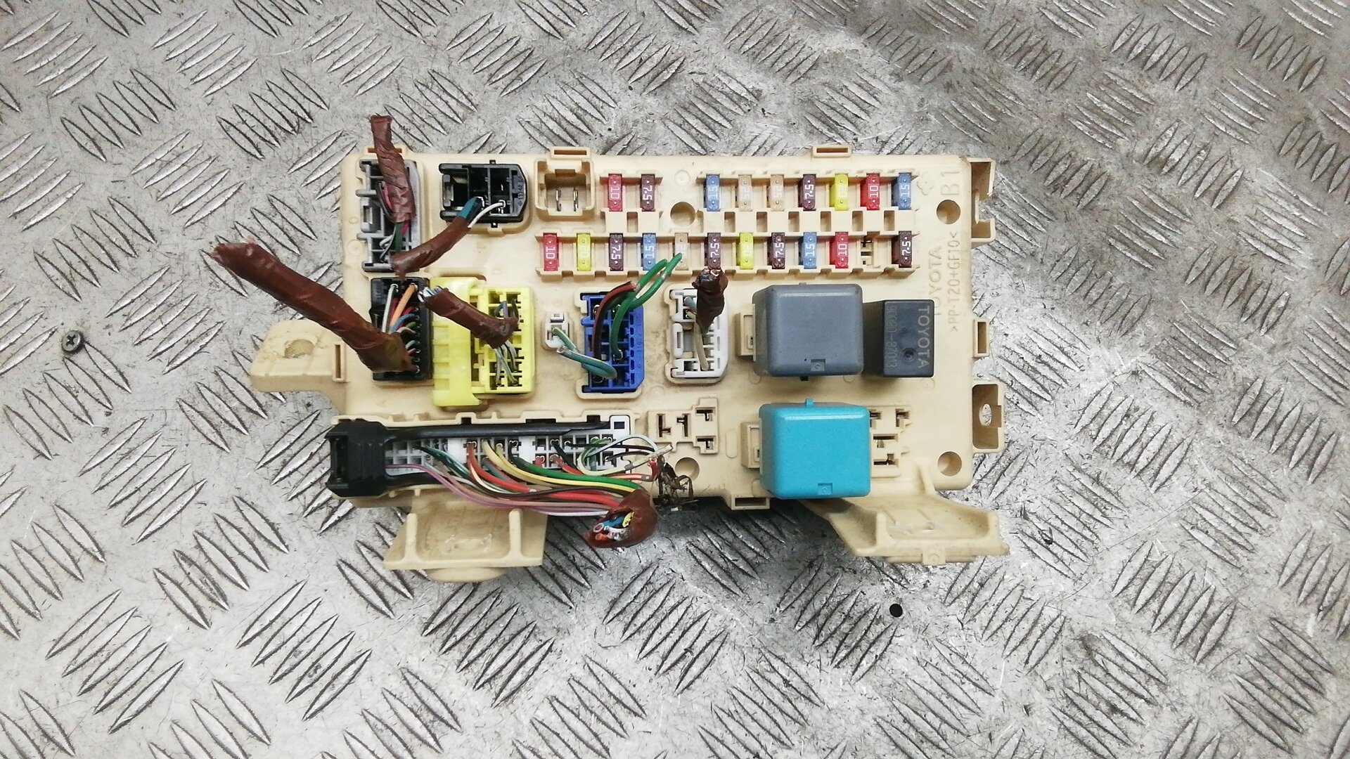 Блок предохранителей TOYOTA AVENSIS T25, Номер 82641-CA020-F