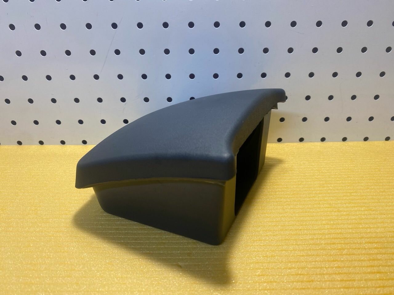 Крышка фонаря подсветки номера MAN TGA TGS TGX на заднее крыло (МАН ТГА ТГС ТГХ)