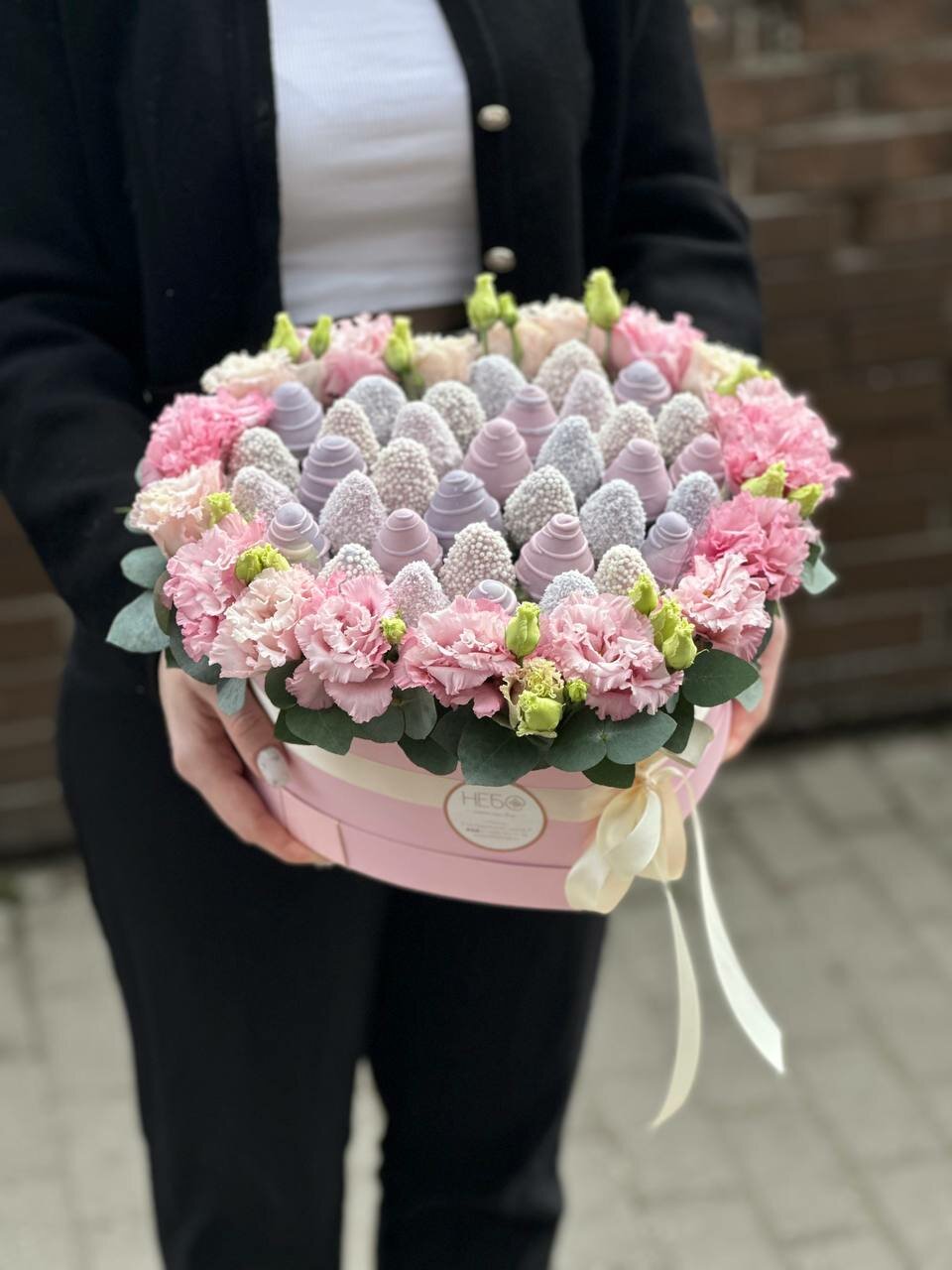Коробка сердце с клубникой в розовом и фиолетовом шоколаде, эустома розовая, эвкалипт, Purple 4, 26 см — фото 1